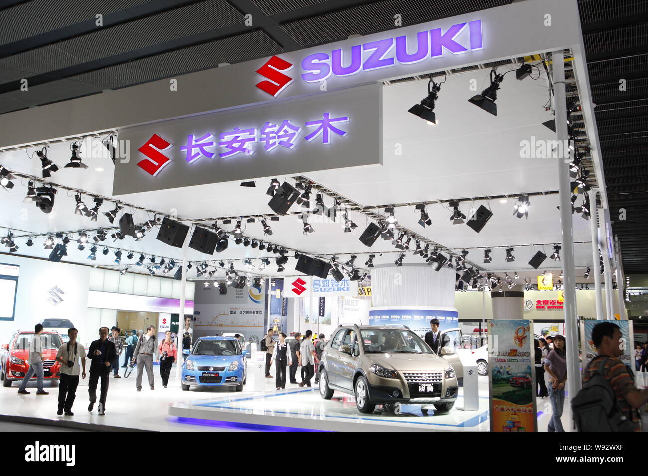 --FILE--Visitors look at Suzuki cars during the 10th China (Guangzhou ...