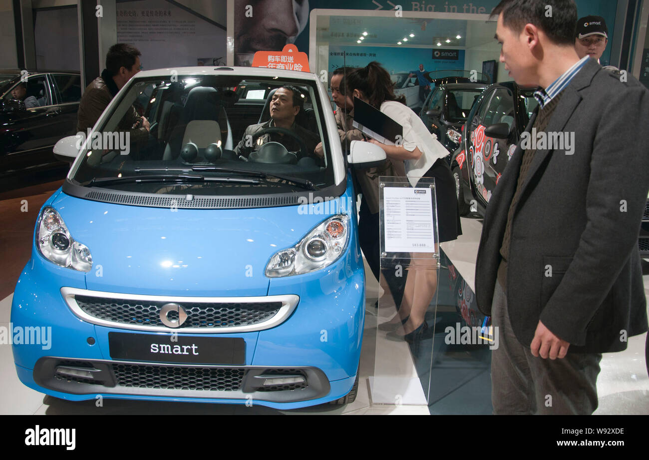 Smart car mercedes benz daimler hi-res stock photography and images - Alamy