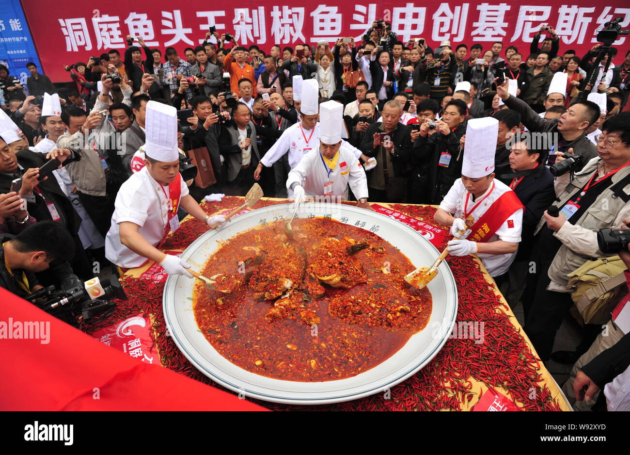 Giant dish chefs hi-res stock photography and images - Alamy