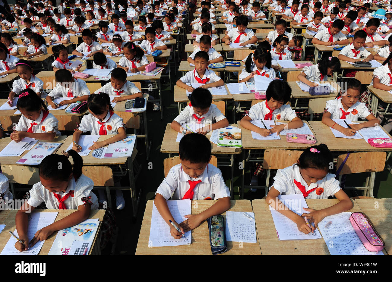 More than a thousand pupils write Chinese characters during a Chinese ...