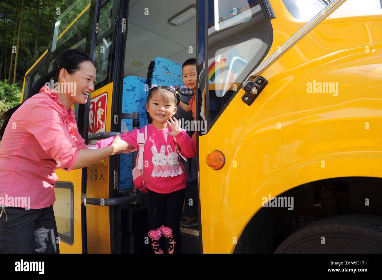 --FILE--Chinese children get off a school bus in Dalan Town, Yuyao city ...