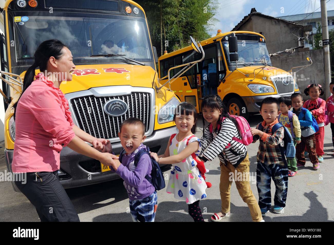 --FILE--Chinese children queue up in front of school buses in Dalan ...