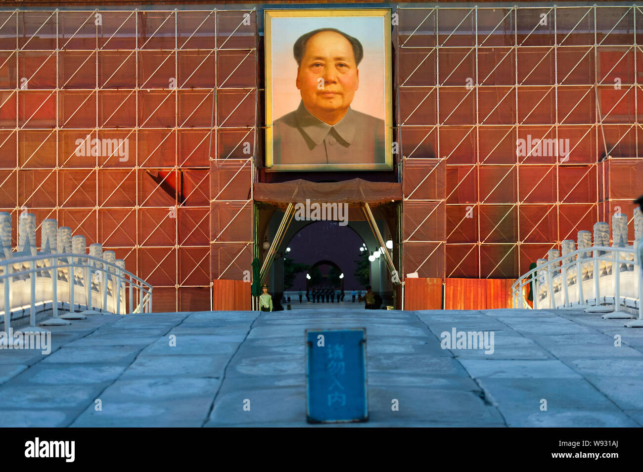 Stand on chin hi-res stock photography and images - Alamy