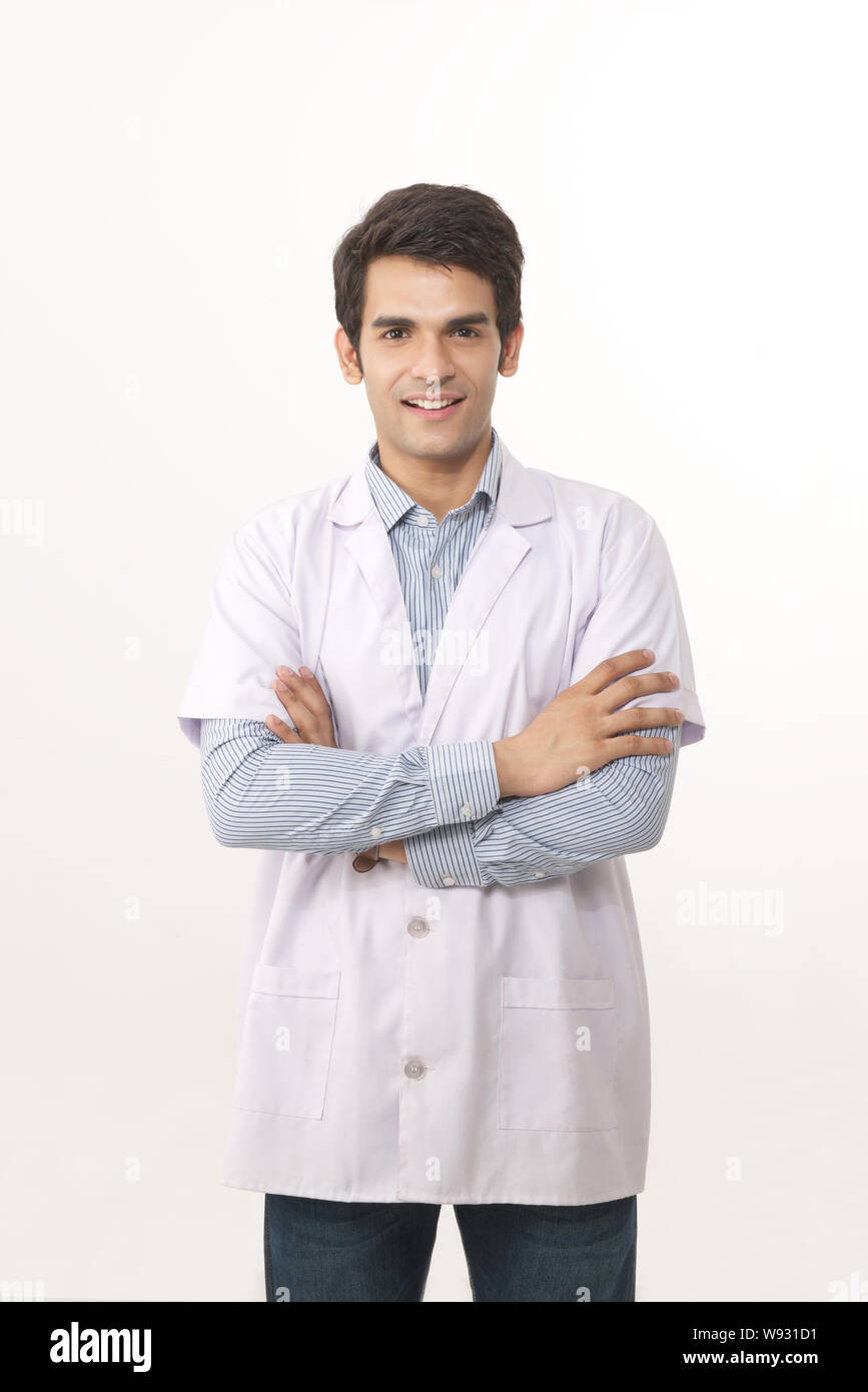 Male doctor smiling with his arms crossed Stock Photo - Alamy