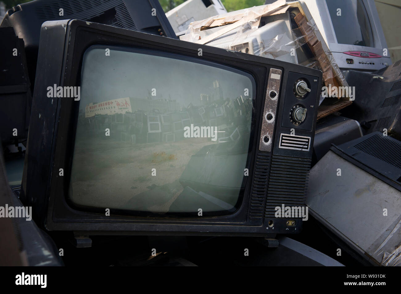 Cathode ray tube television sets hi-res stock photography and images ...