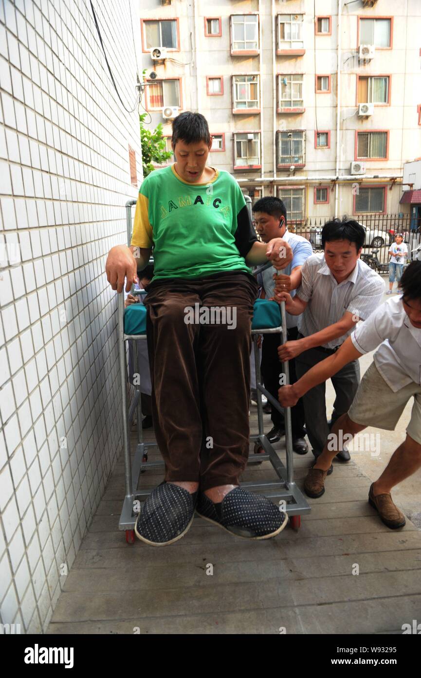 Wang Fengjun, the 2.55-metre Chinese man who is among the worlds ...