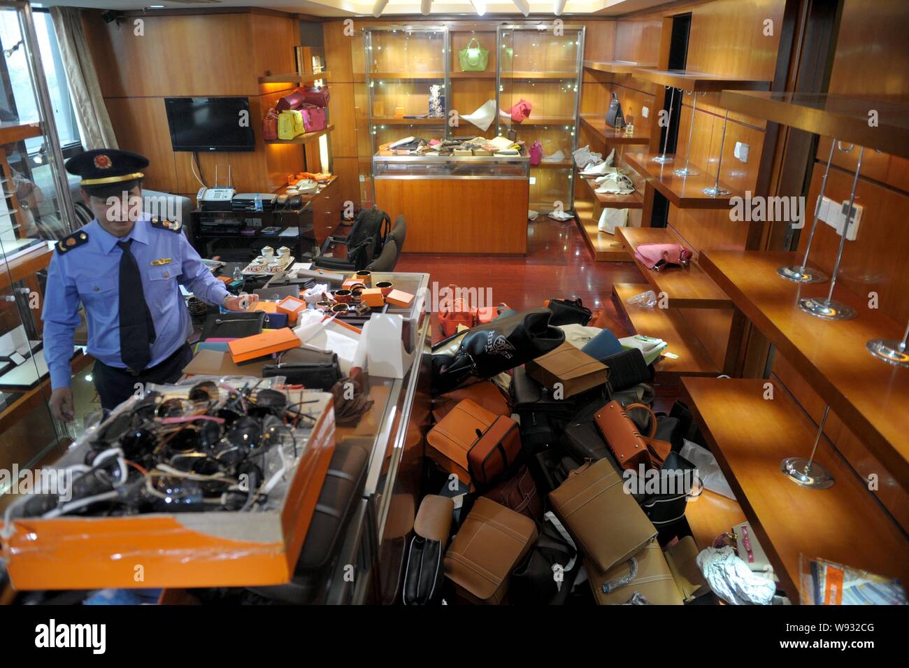 Law enforcement o hi-res stock photography and images - Alamy