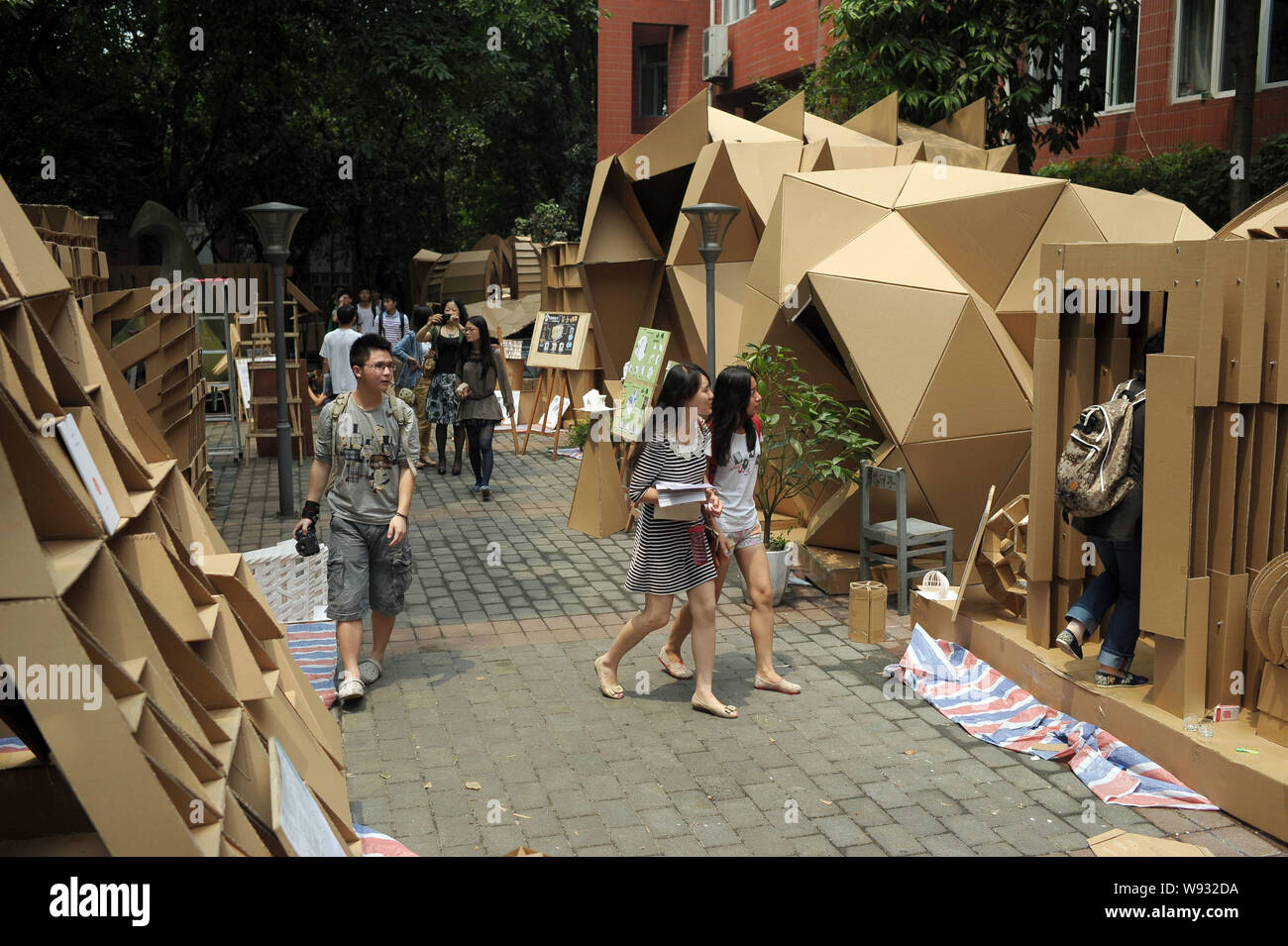 Cardboard houses hi-res stock photography and images - Alamy