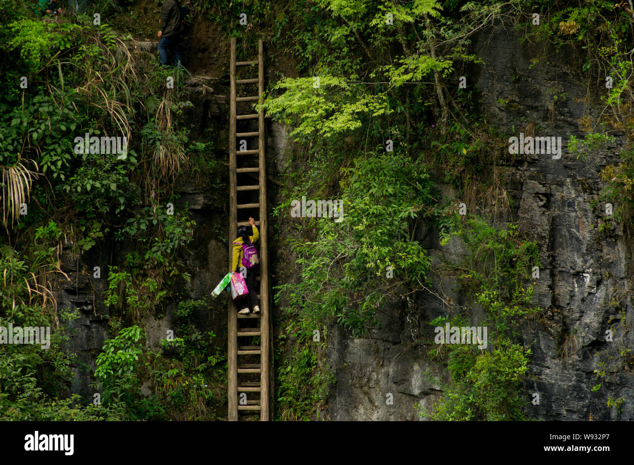 --FILE--5-year-old Chinese schoolgirl Yu Xinxin climbs a vertical ...