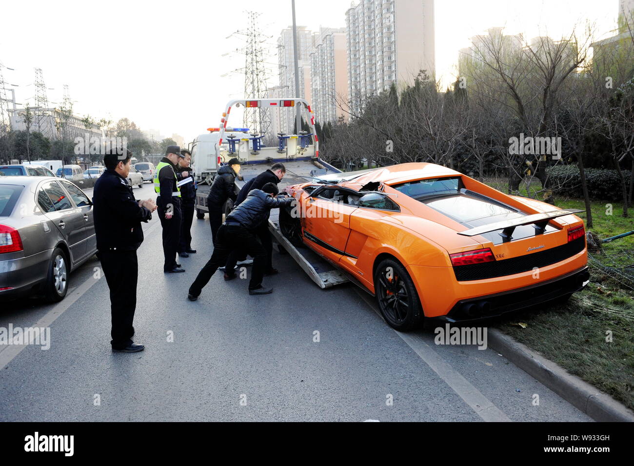 A car being pulled hi-res stock photography and images - Alamy
