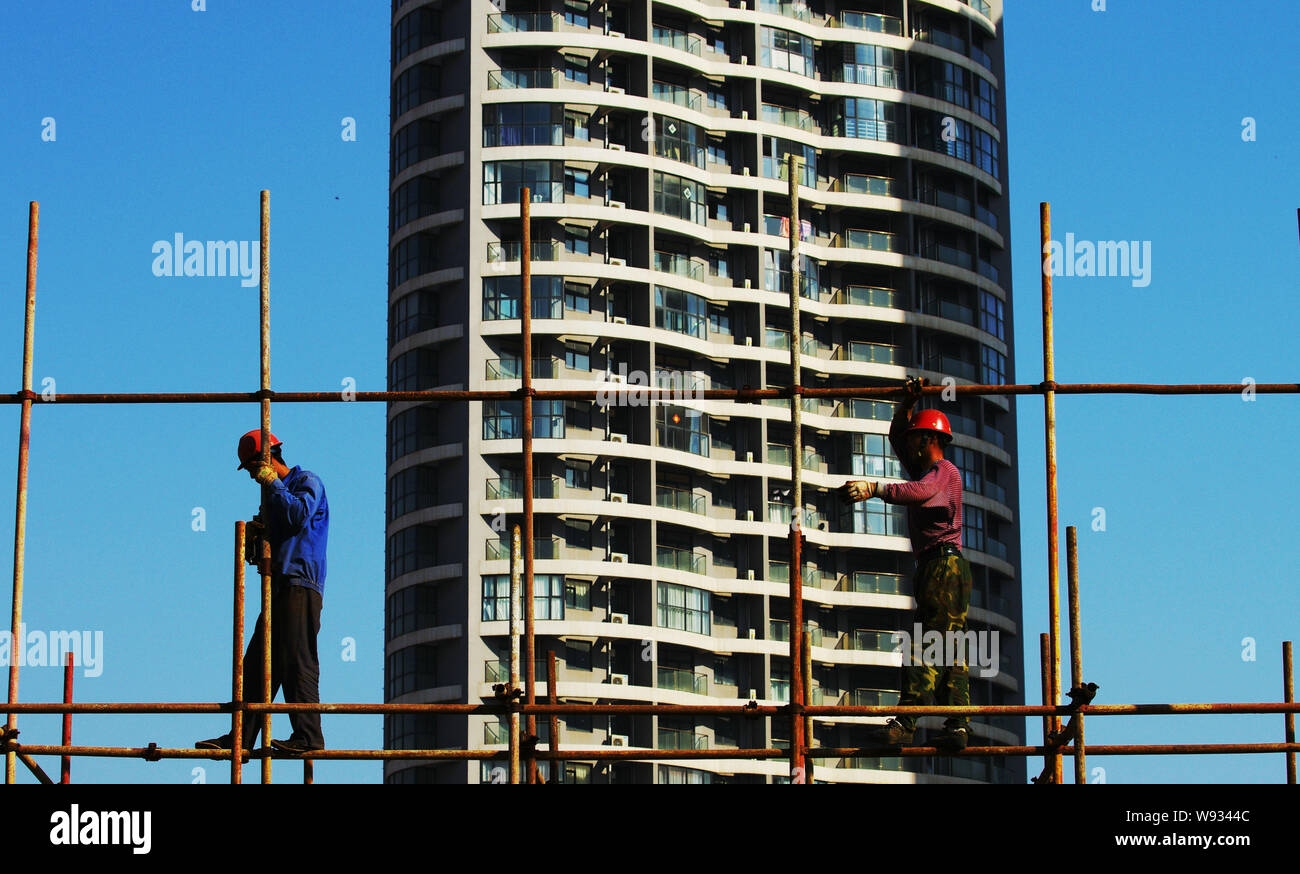 --FILE--Chinese migrant workers labor at the construction site of a ...
