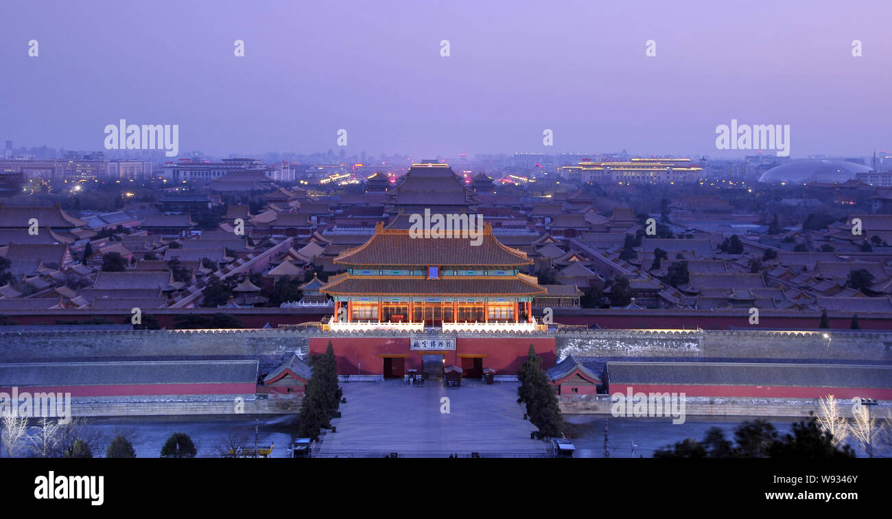 Night view of palace hi-res stock photography and images - Alamy