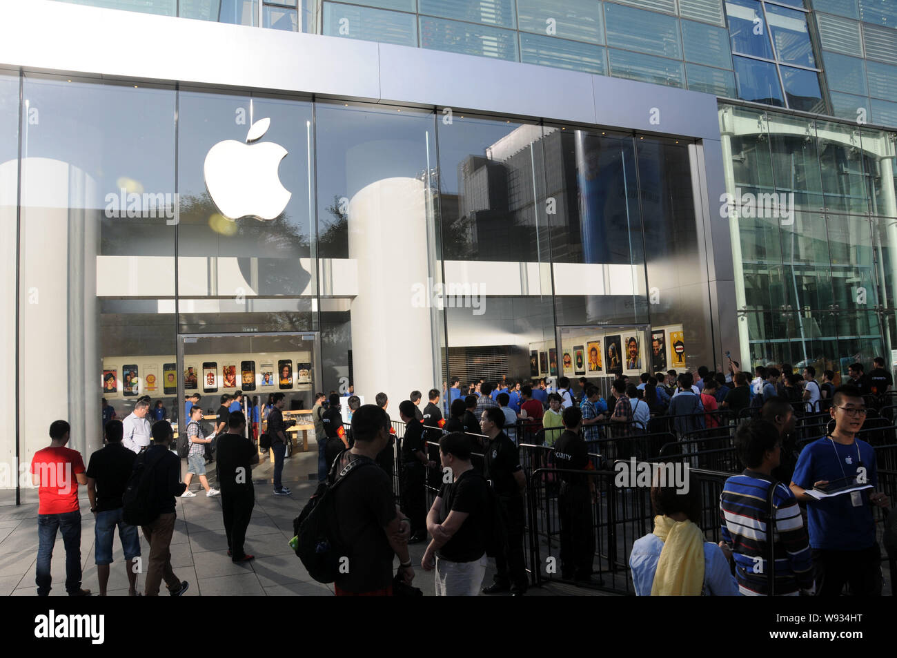 Long queue lines hi-res stock photography and images - Alamy