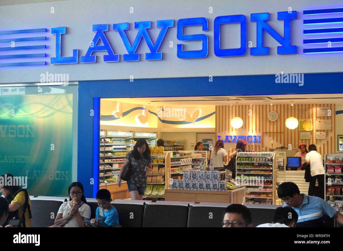 --FILE--Chinese customers shop at a Lawson convenience store in ...
