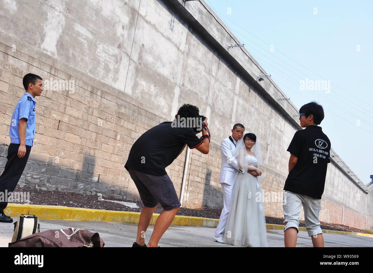 A Chinese inmate, center, poses with his girlfriend, second right ...