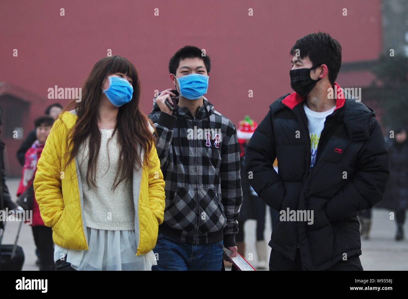 --FILE--Tourists wearing face masks visit the Forbidden City in heavy ...