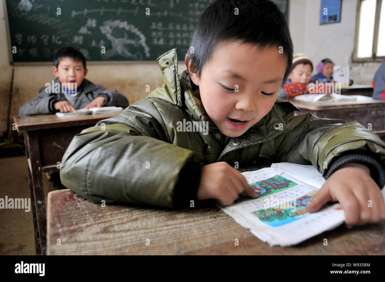 --FILE--Young Chinese students read their textbooks in a classroom at a ...