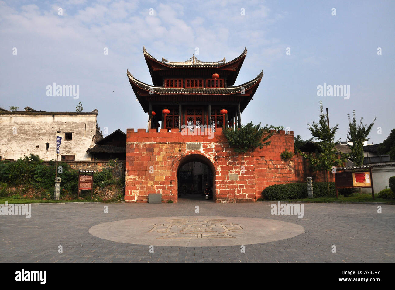 --FILE--View of an ancient gate tower in Hongjiang town, Huaihua city ...