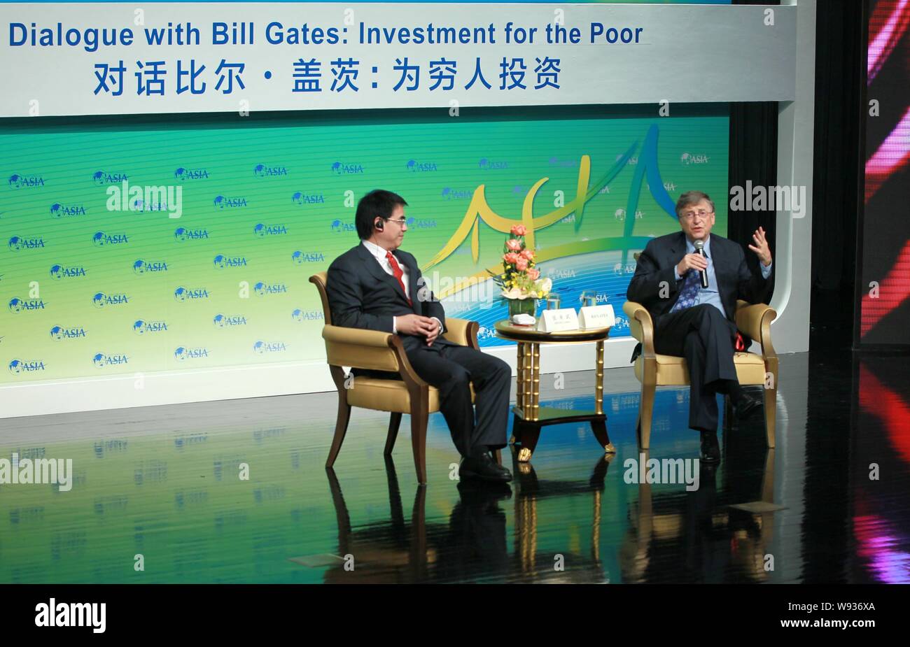 Bill Gates (right), Co-Chair of the Bill and Melinda Gates Foundation ...