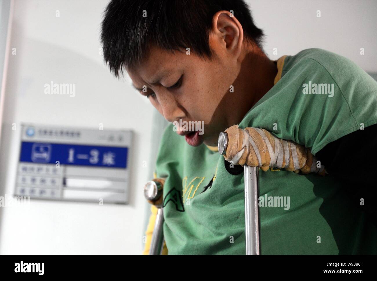 Wang Fengjun, the 2.55-metre Chinese man who is among the worlds ...