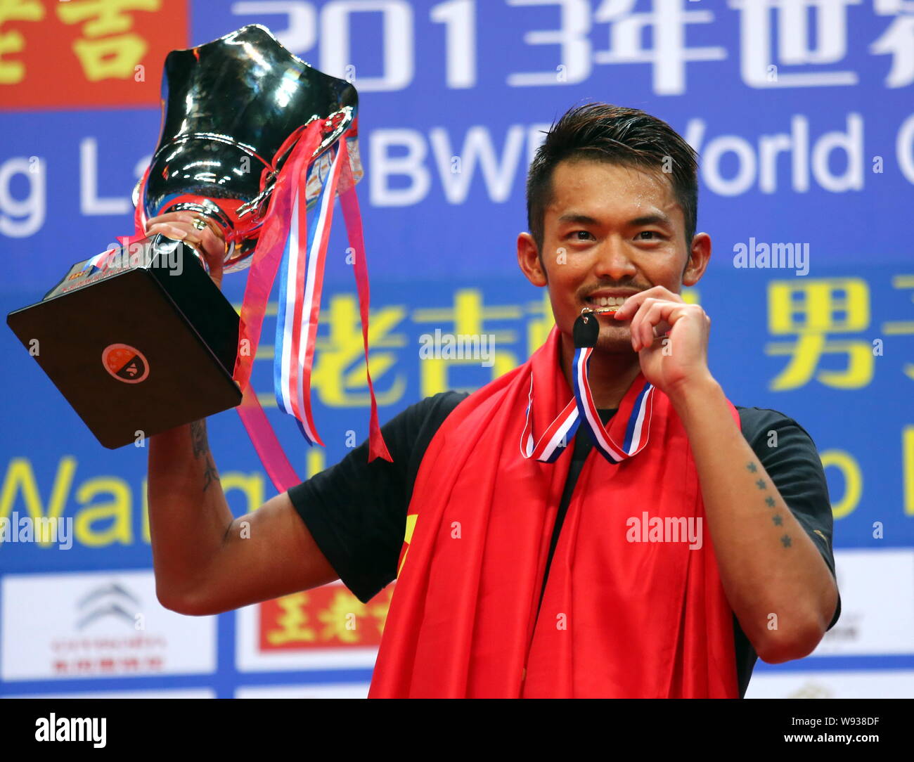 Chinese badminton player Lin Dan poses with his trophy and gold medal ...