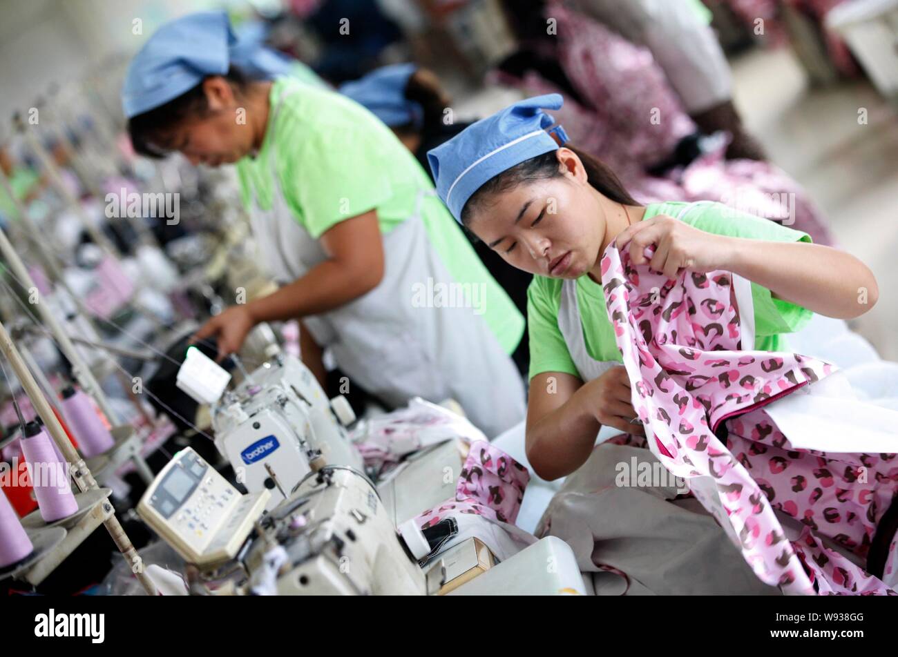 Japan factory workers hi-res stock photography and images - Alamy