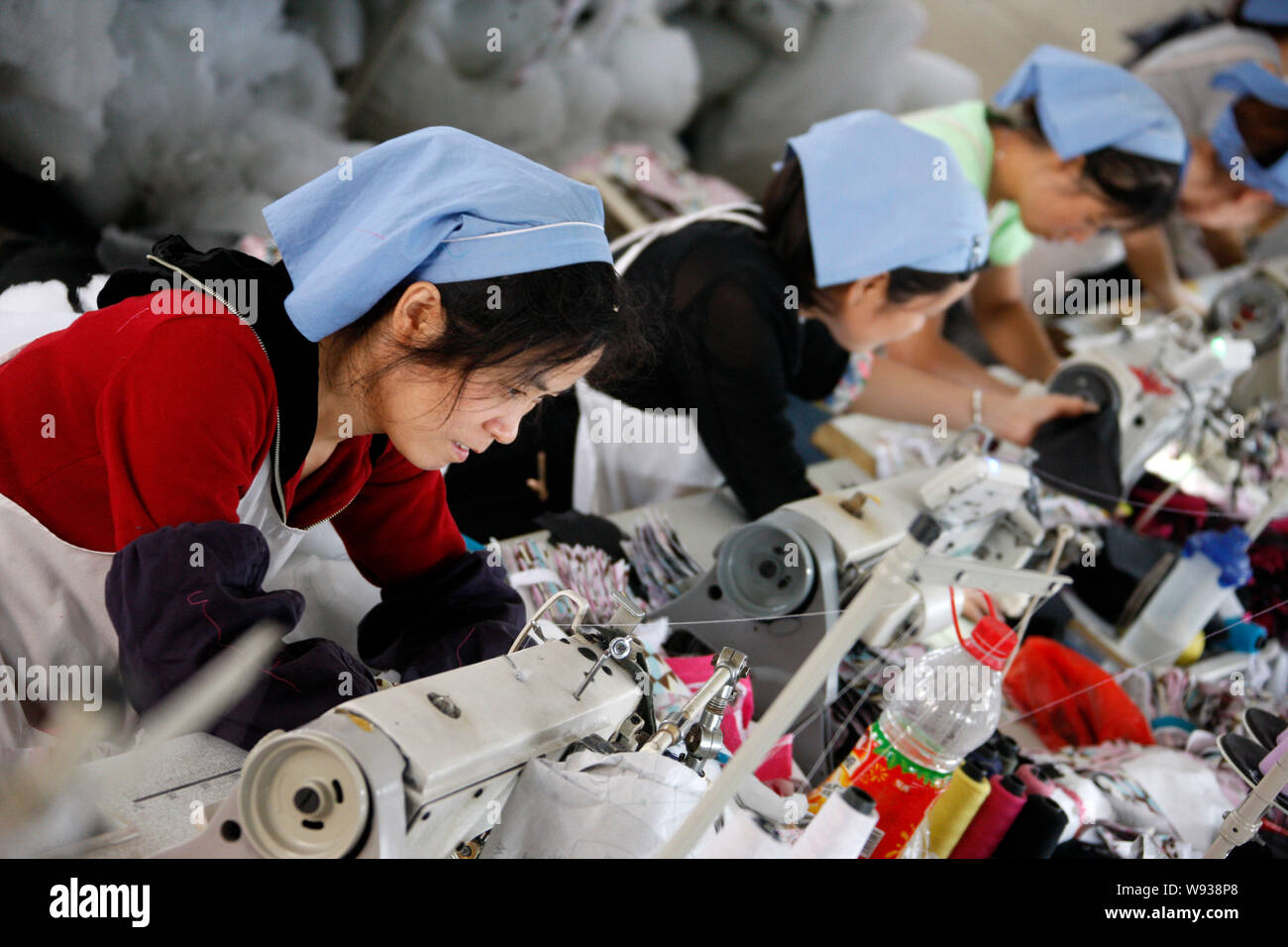 Female manufacturing workers in china hi-res stock photography and ...