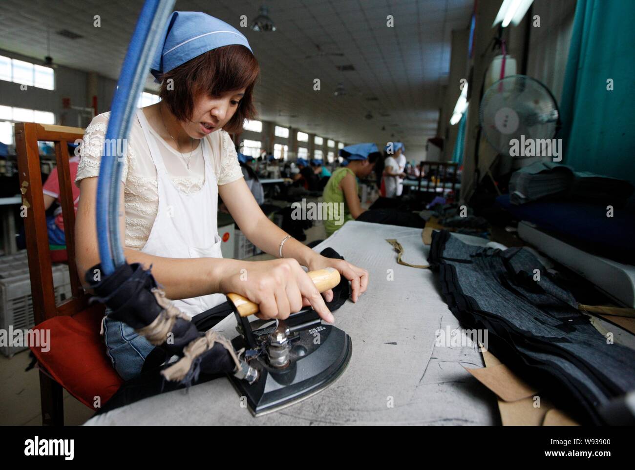 Garment factory worker southeast asia hi-res stock photography and images - Alamy