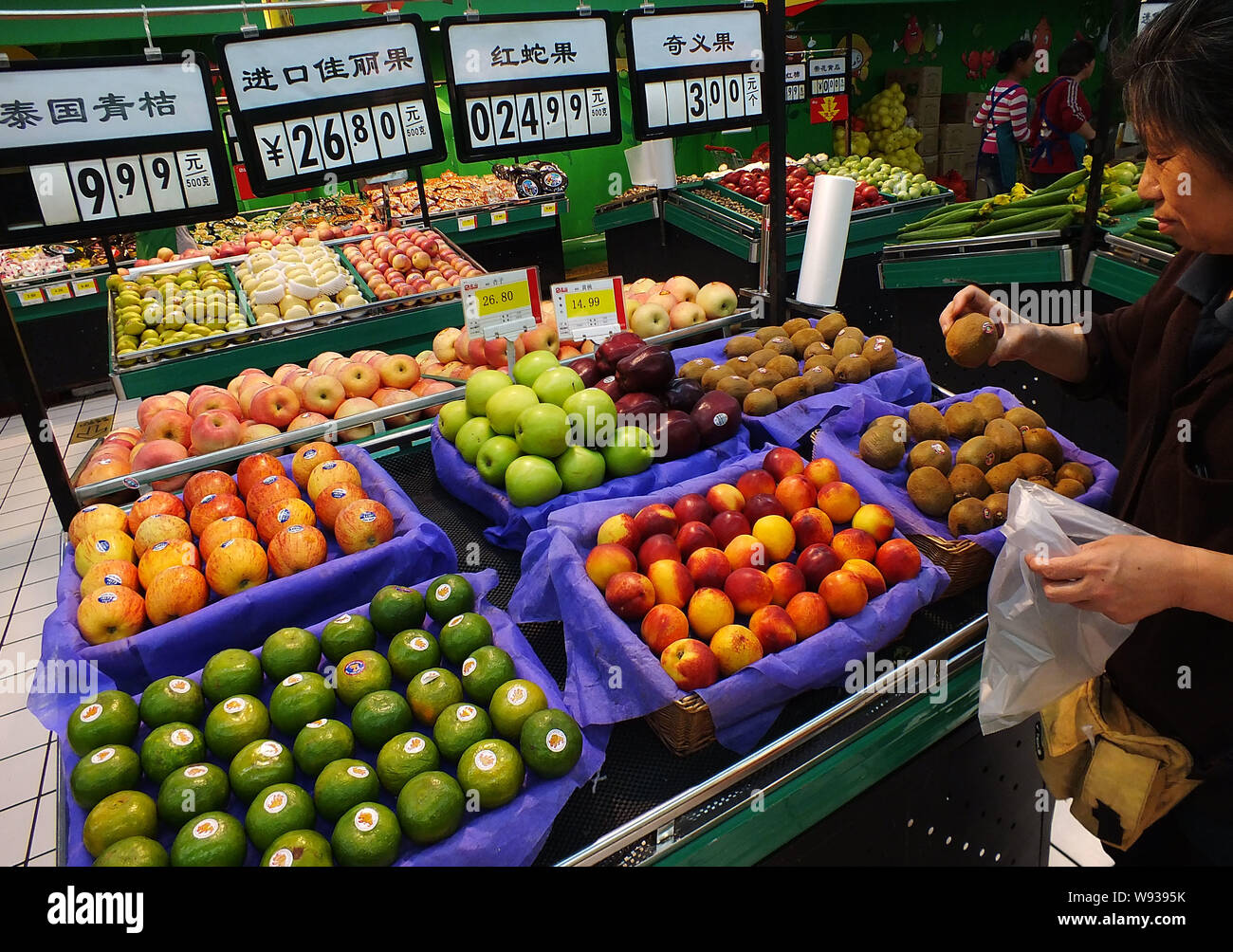 Fruit in a supermarket hi-res stock photography and images - Alamy