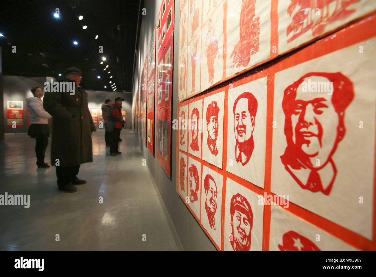 Visitors view paintings, drawings and paper-cuts of Mao Zedong during ...