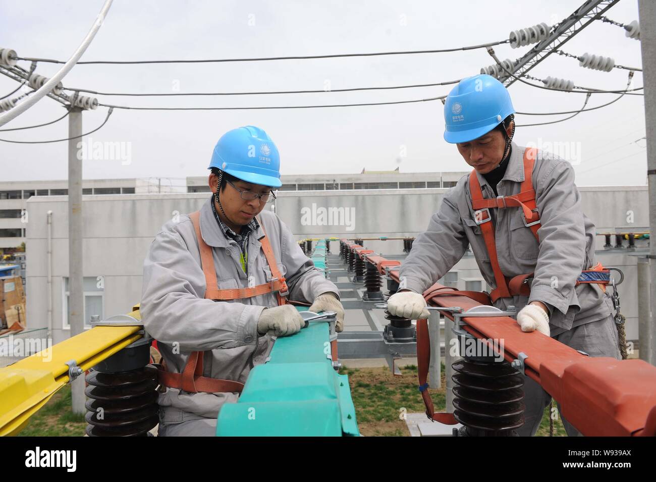 Maintain electricity hi-res stock photography and images - Alamy