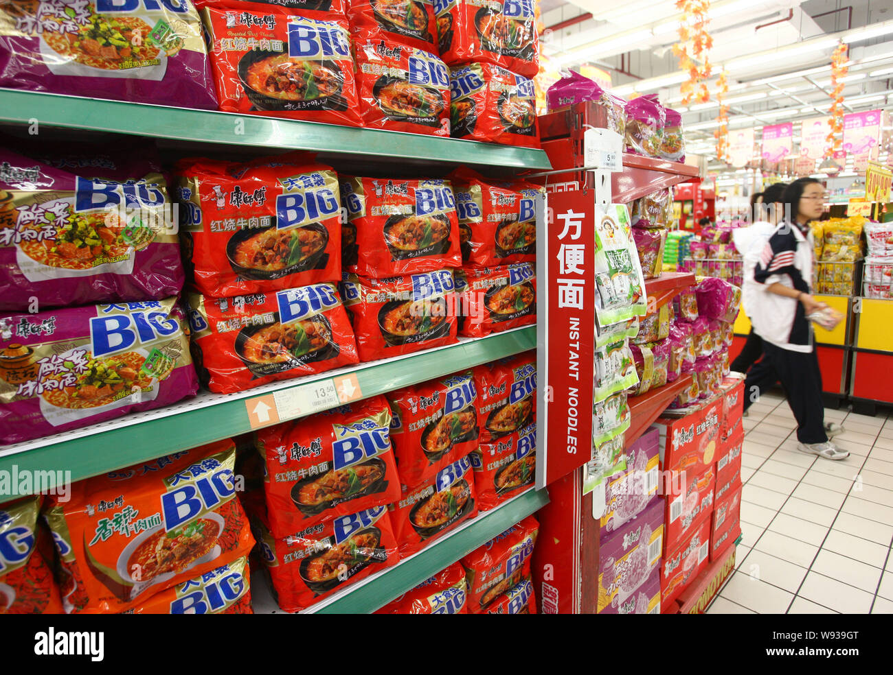 China instant noodle supermarket hi-res stock photography and images ...