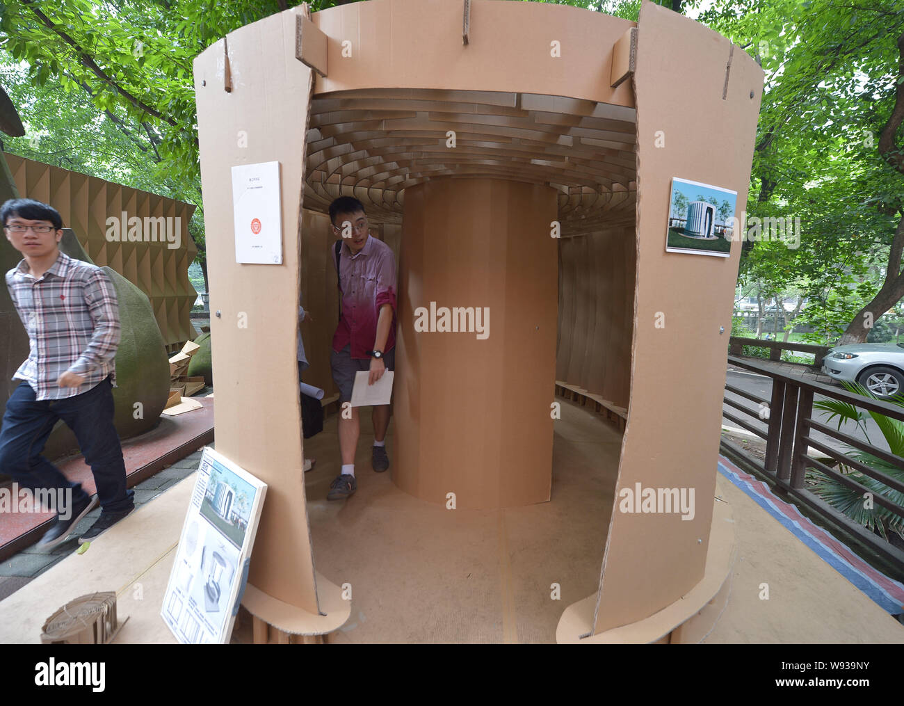 Cardboard houses hi-res stock photography and images - Alamy