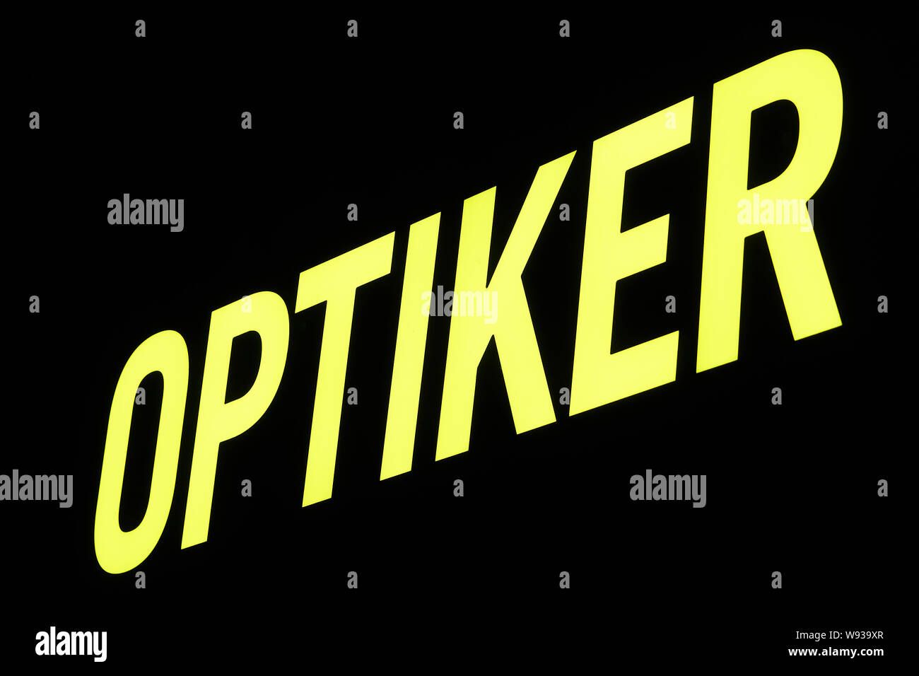 Detail of a neon sign in the night with the word optician Stock Photo ...