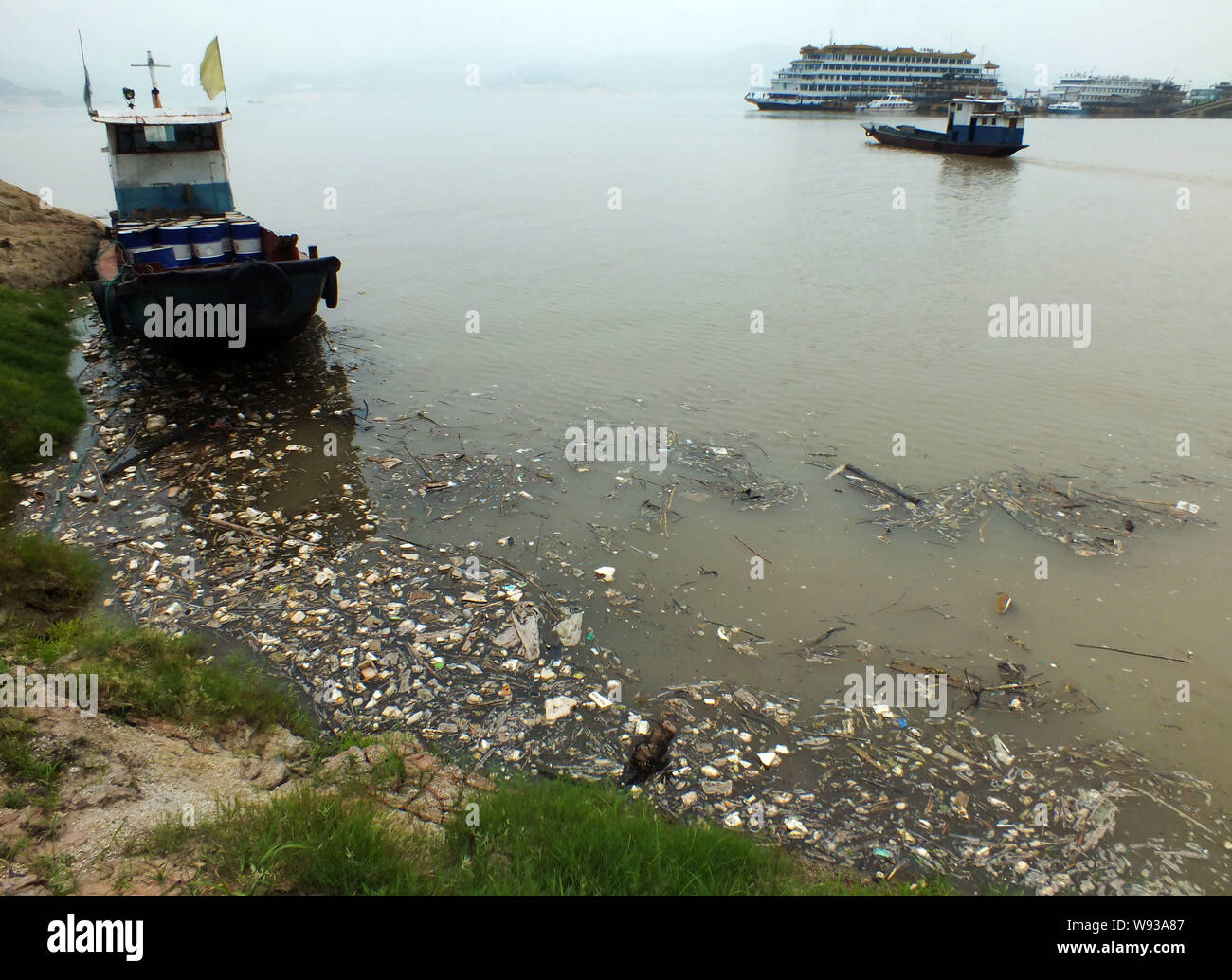 Floating garbage hi-res stock photography and images - Alamy