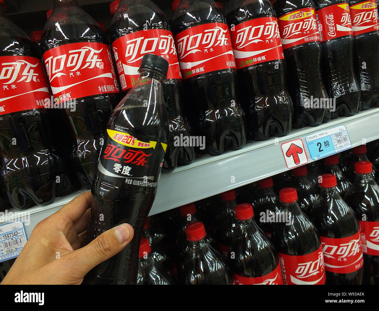 --FILE--A customer buys a bottle of Coca-Cola at a supermarket in ...
