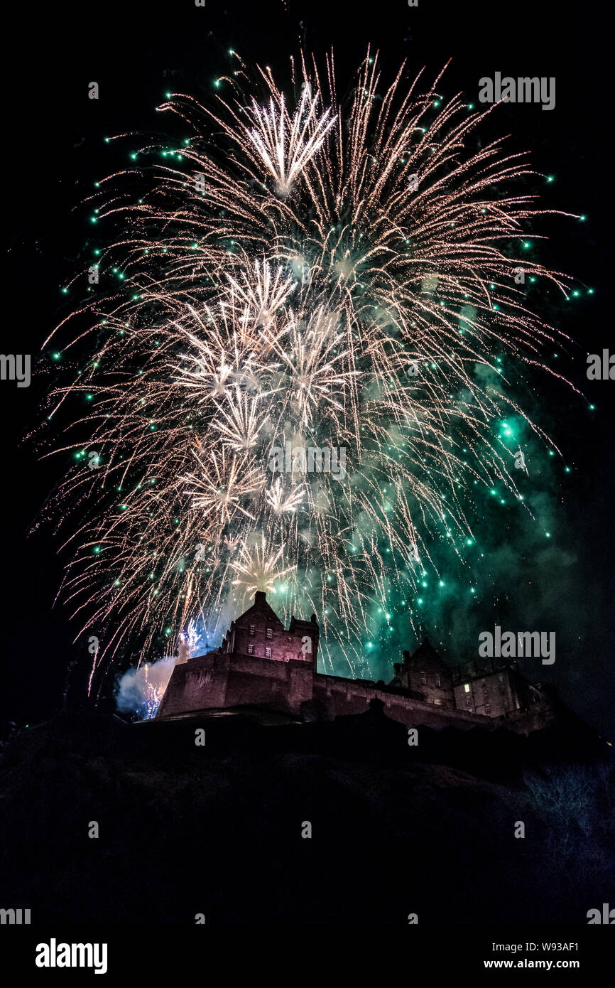 Edinburgh castle fireworks display hi-res stock photography and images ...