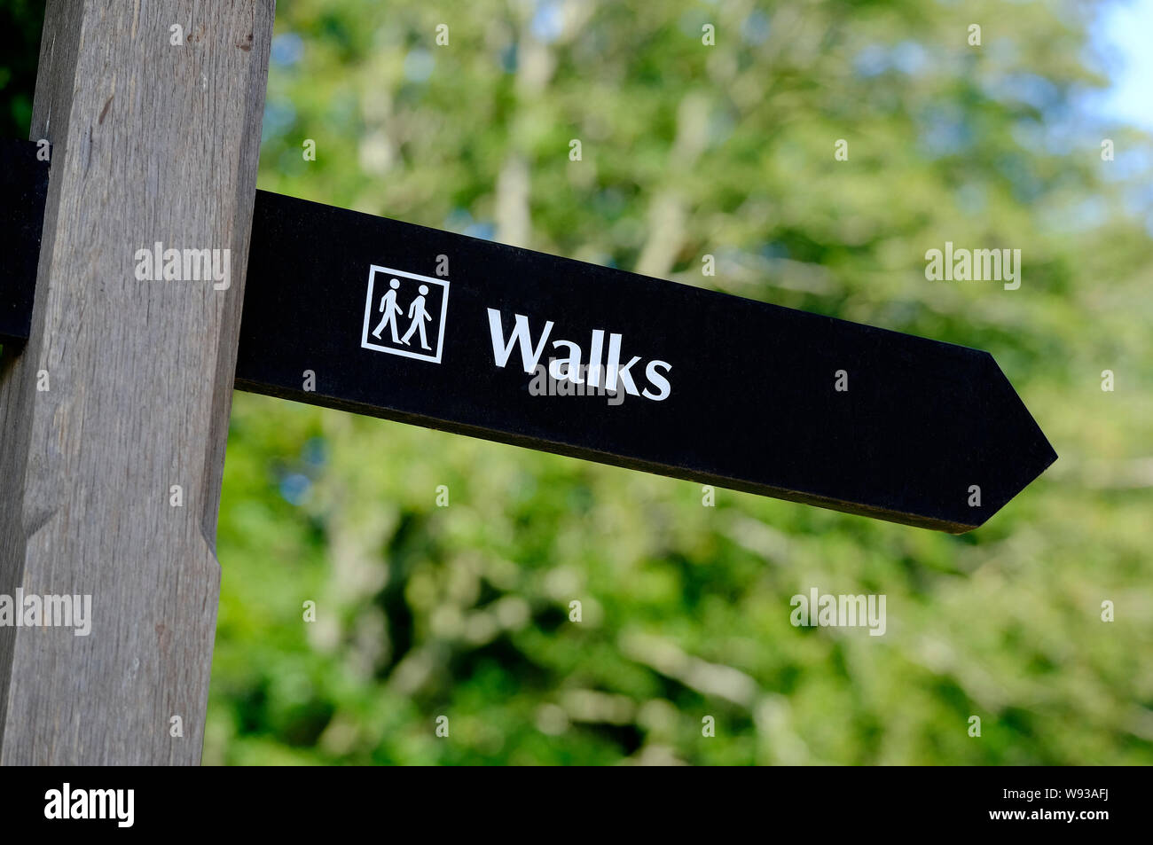 Direction signs for walkers hi-res stock photography and images - Alamy