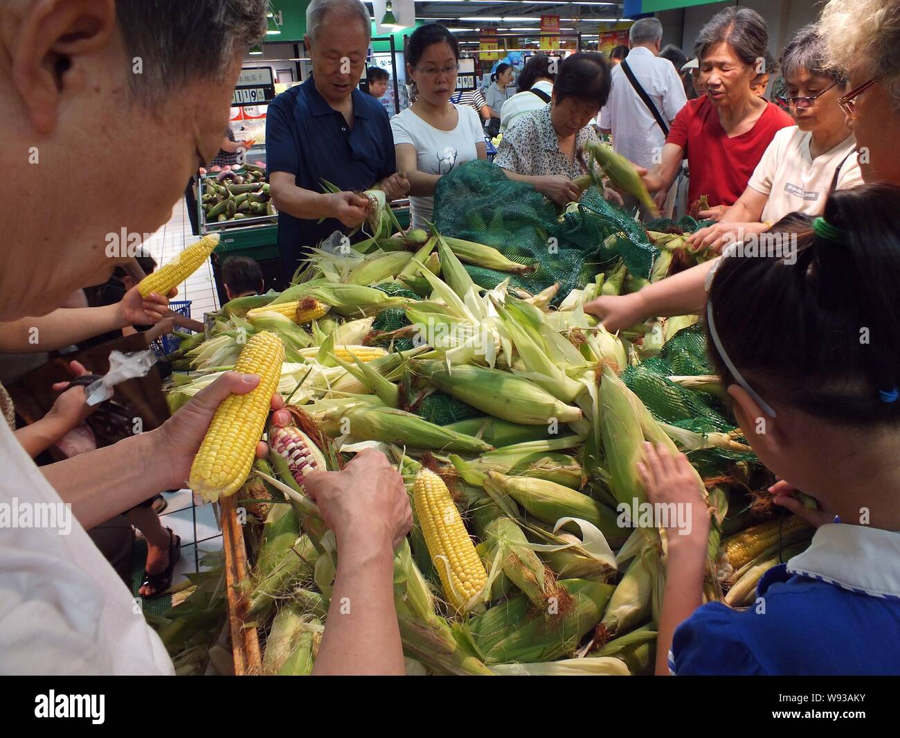 --FILE--Customers shop for corn at a supermarket in Yichang, central ...