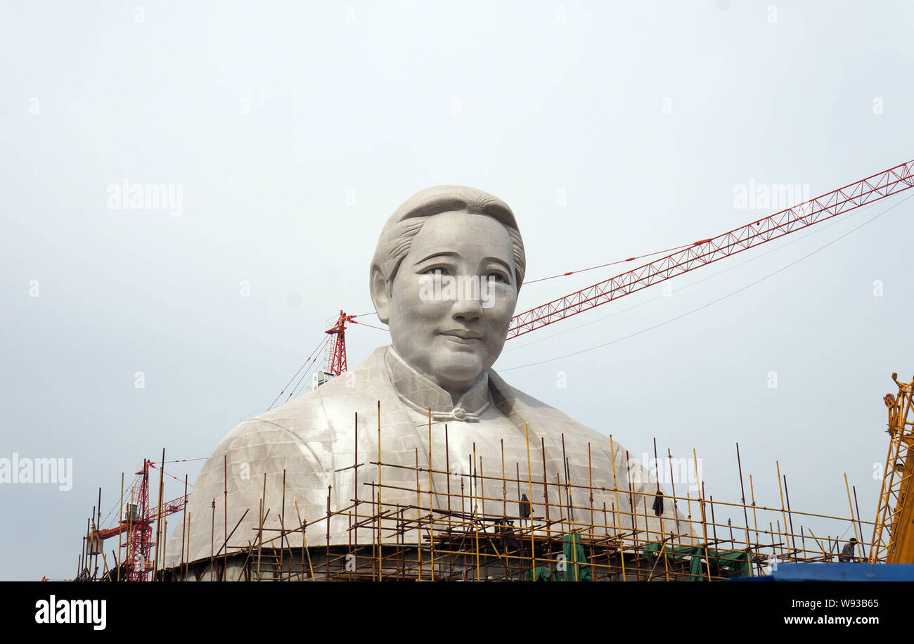 --FILE--Chinese workers are building a stone statue of Soong Ching-ling ...