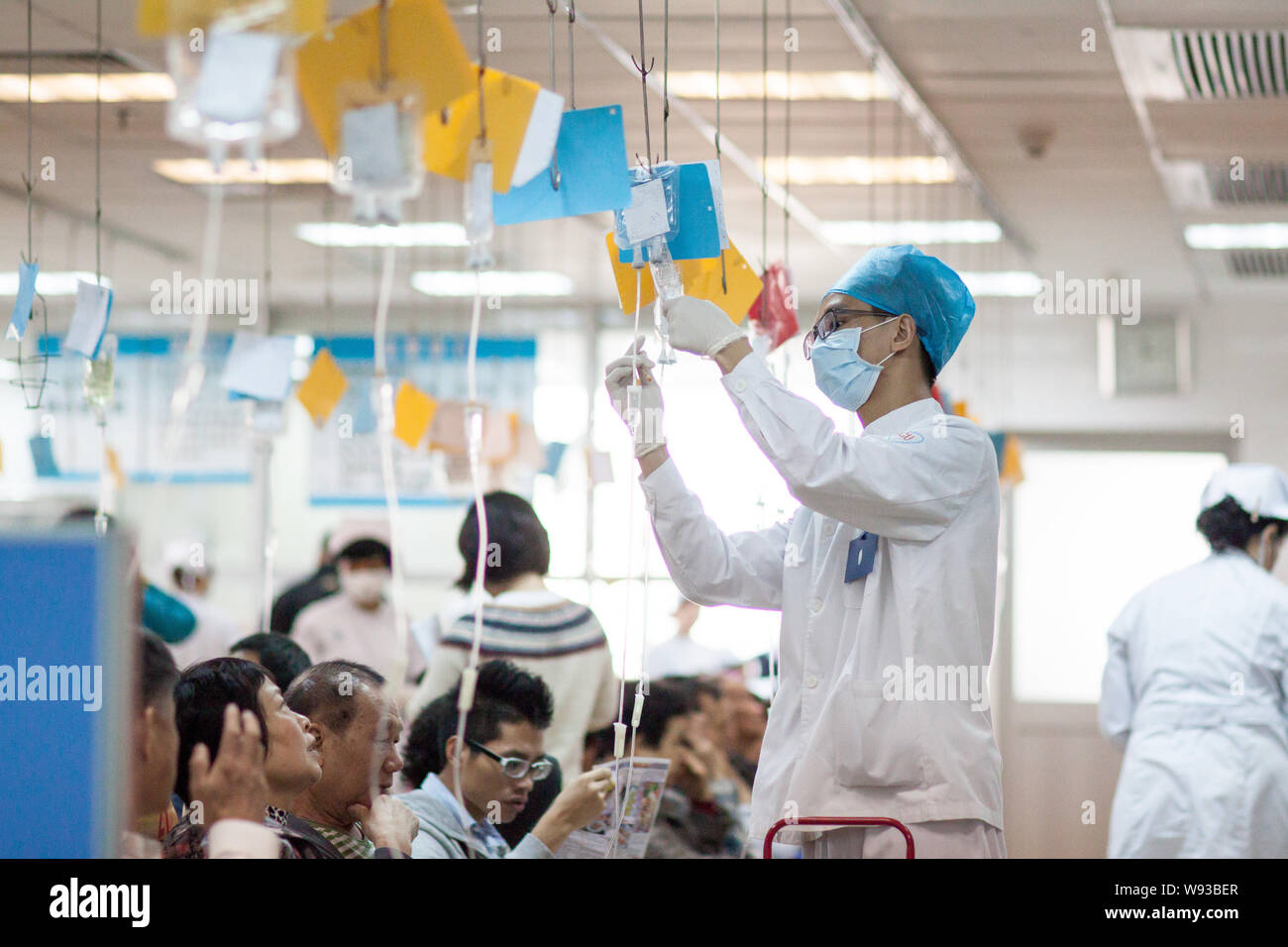 Hospital worker chinese hi-res stock photography and images - Alamy
