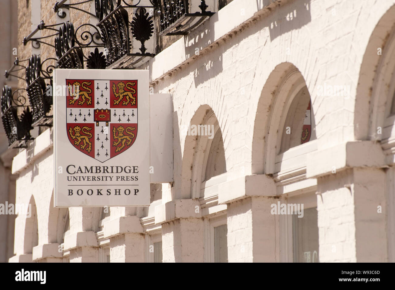 Cambridge street signs shops architecture hi-res stock photography and ...