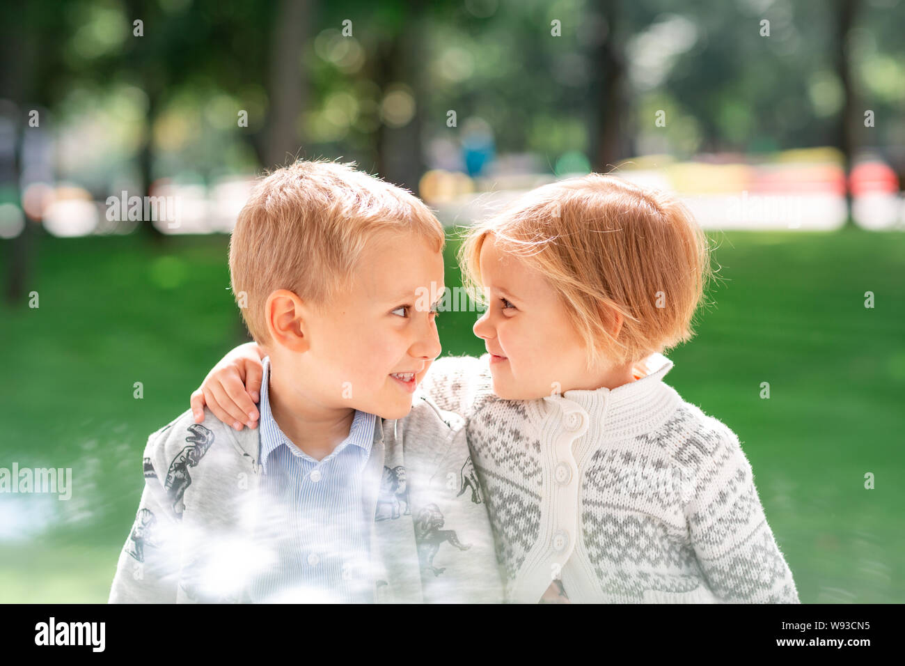 Two kids hugging preschool hi-res stock photography and images - Alamy