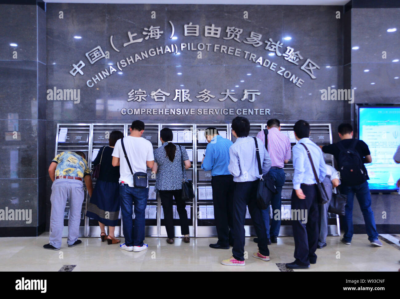 Chinese people crowd the Comprehensive Service Center of China ...