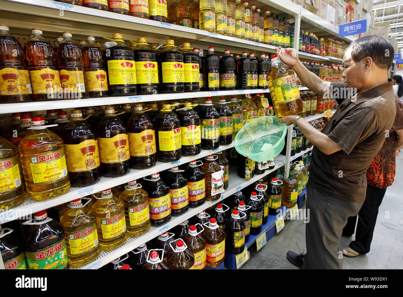 China cooking oil supermarket hi-res stock photography and images - Alamy