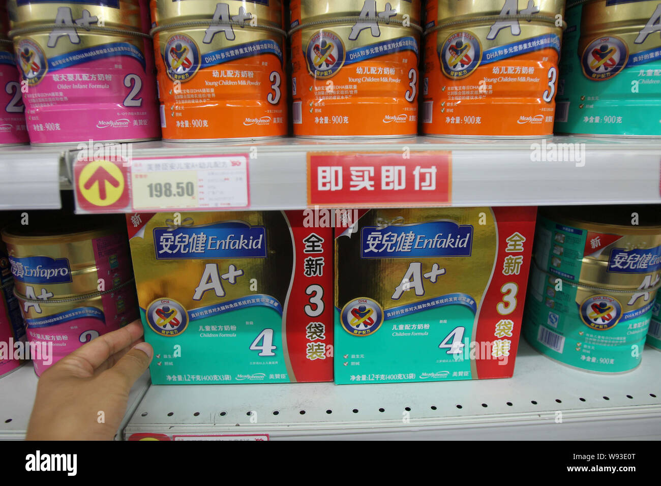 --FILE--A Chinese customer shops for Enfapro and Enfakid baby formula ...