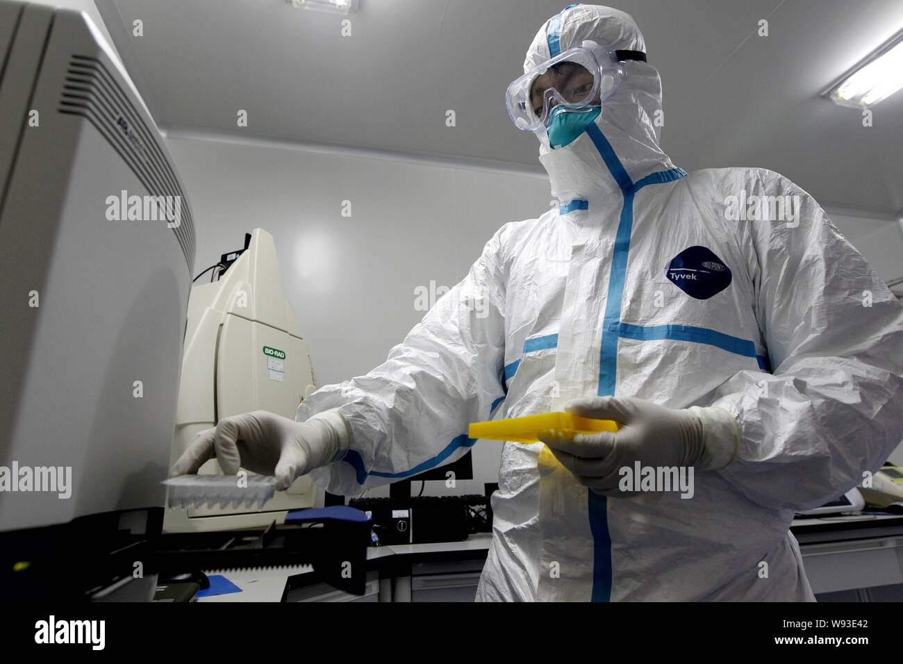 Bird flu lab hi-res stock photography and images - Alamy