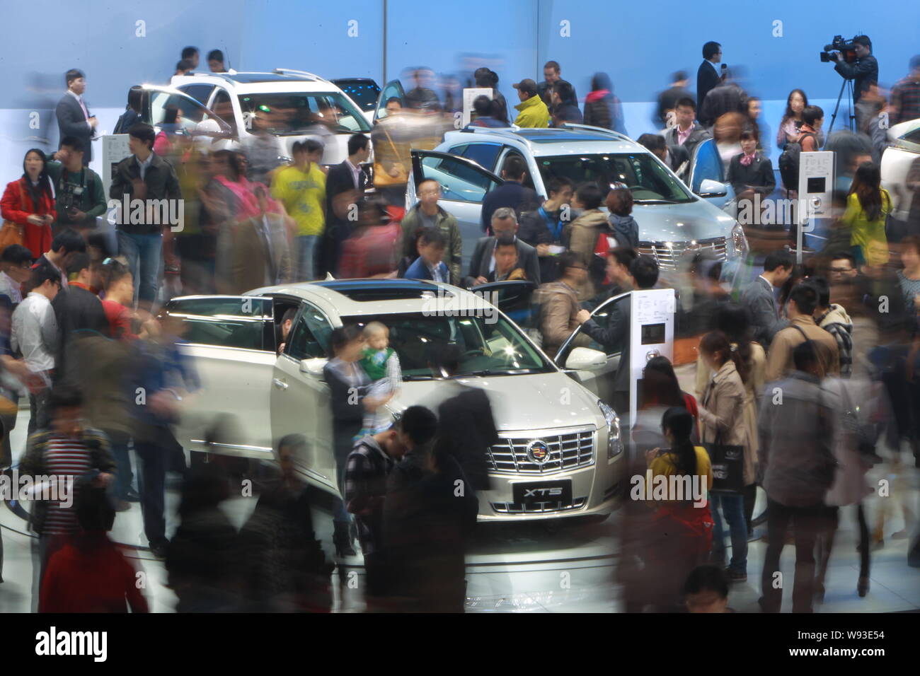 Crowd with their cars hi-res stock photography and images - Alamy