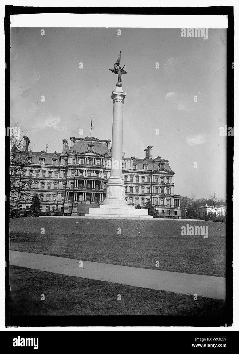 Bronze military monument Cut Out Stock Images & Pictures - Alamy