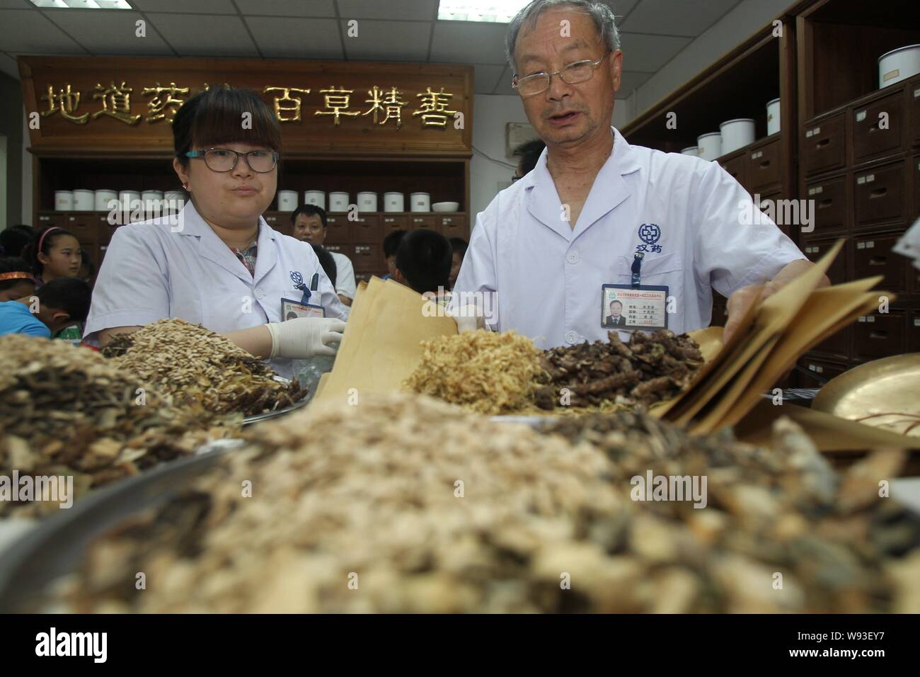 Chinese pharmacy pharmacists hi-res stock photography and images - Alamy